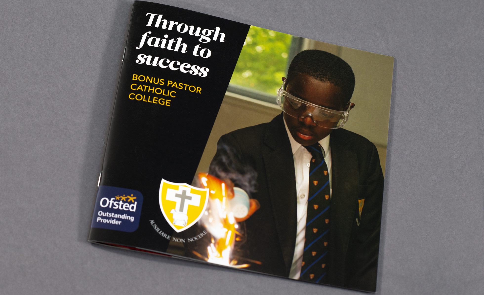Bonus Pastor school prospectus – Oskar Design